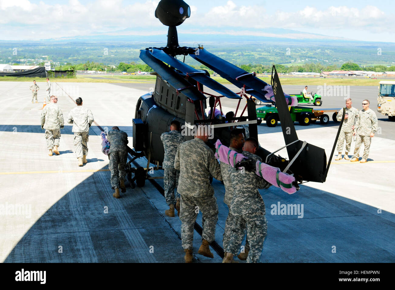 U.S. Soldiers with the 25th Combat Aviation Brigade, 25th Infantry ...