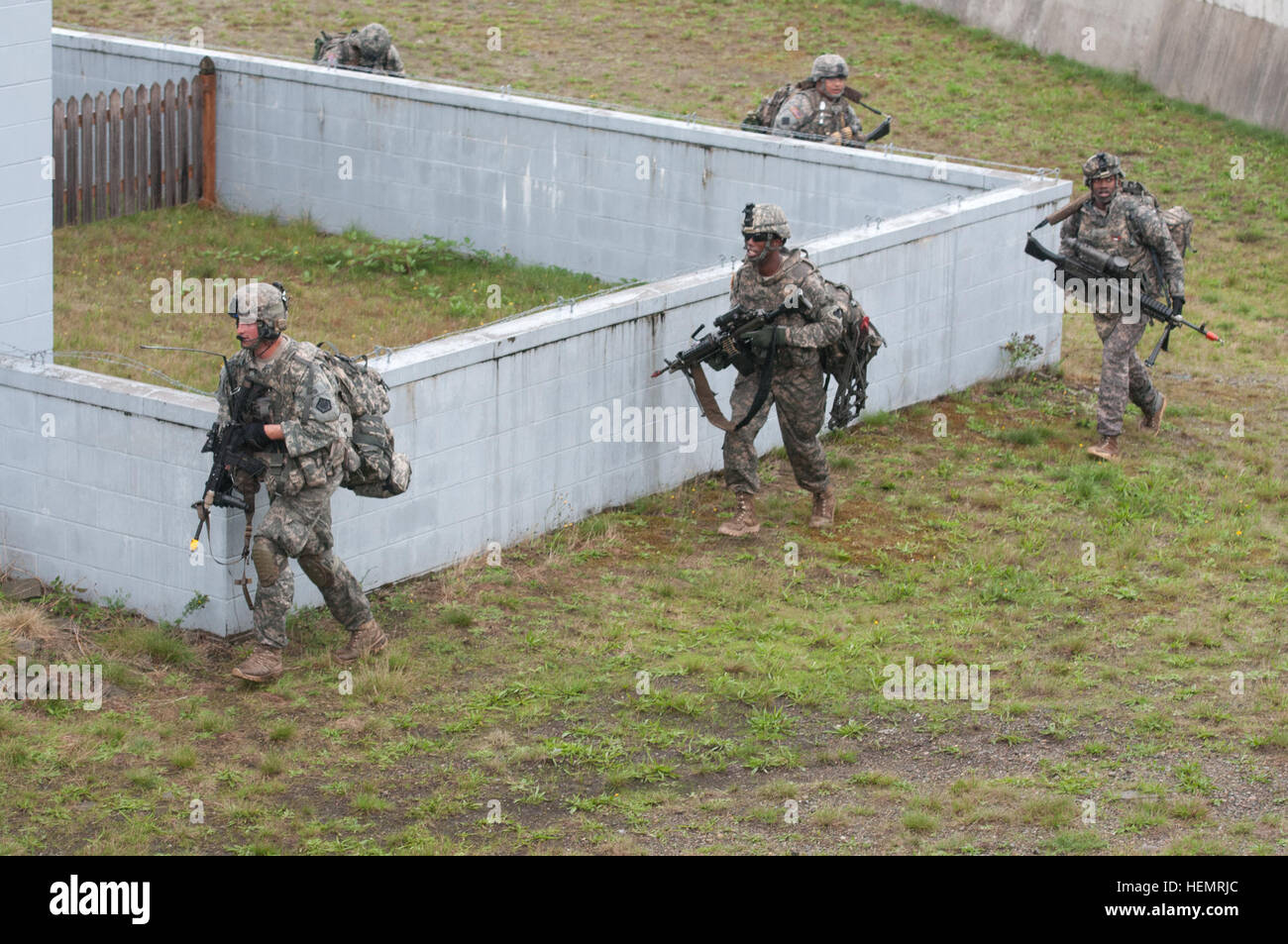 The soldiers of the 571st Sapper Company move into position in the ...