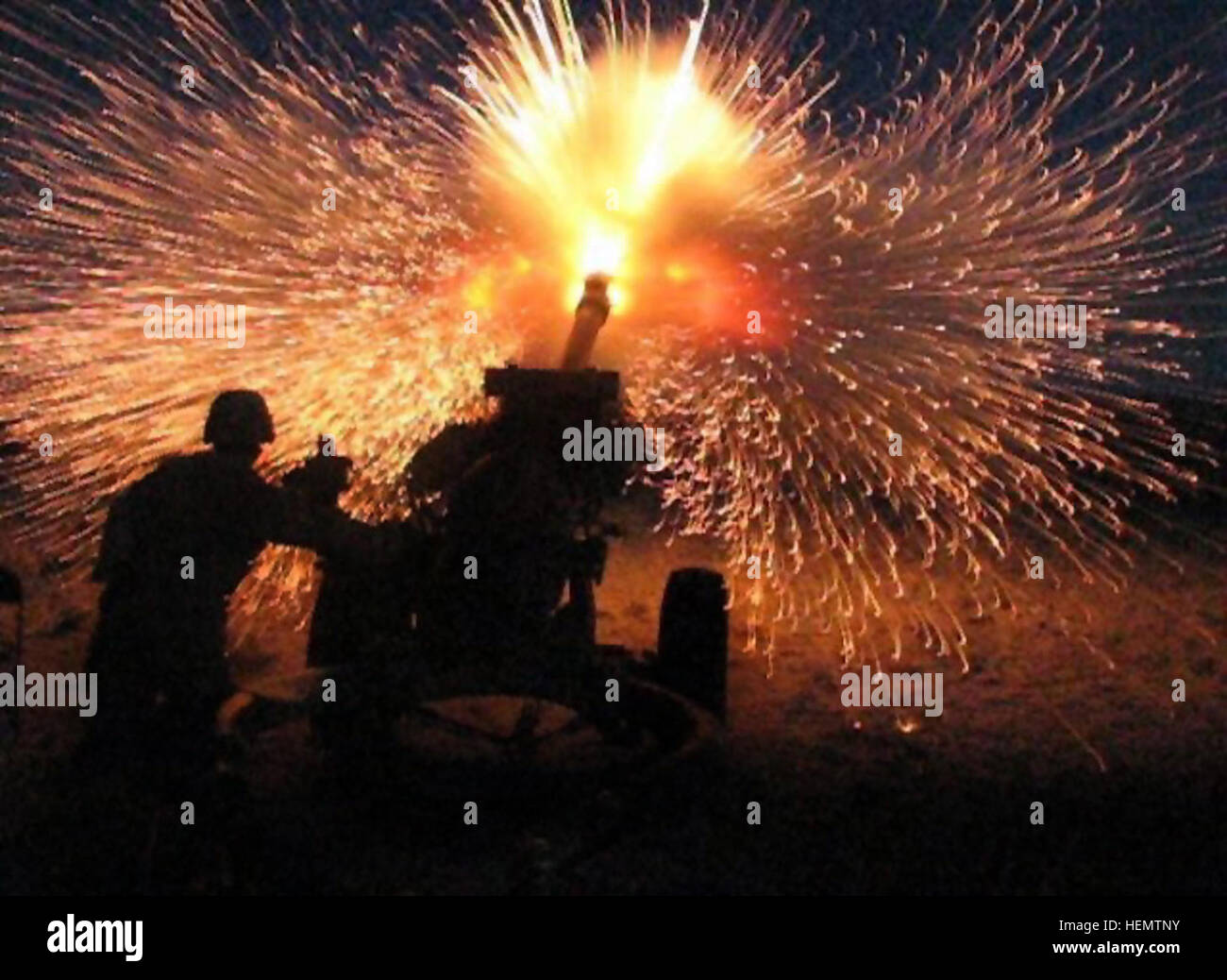 Firing a 105mm shell from a howitzer Stock Photo - Alamy