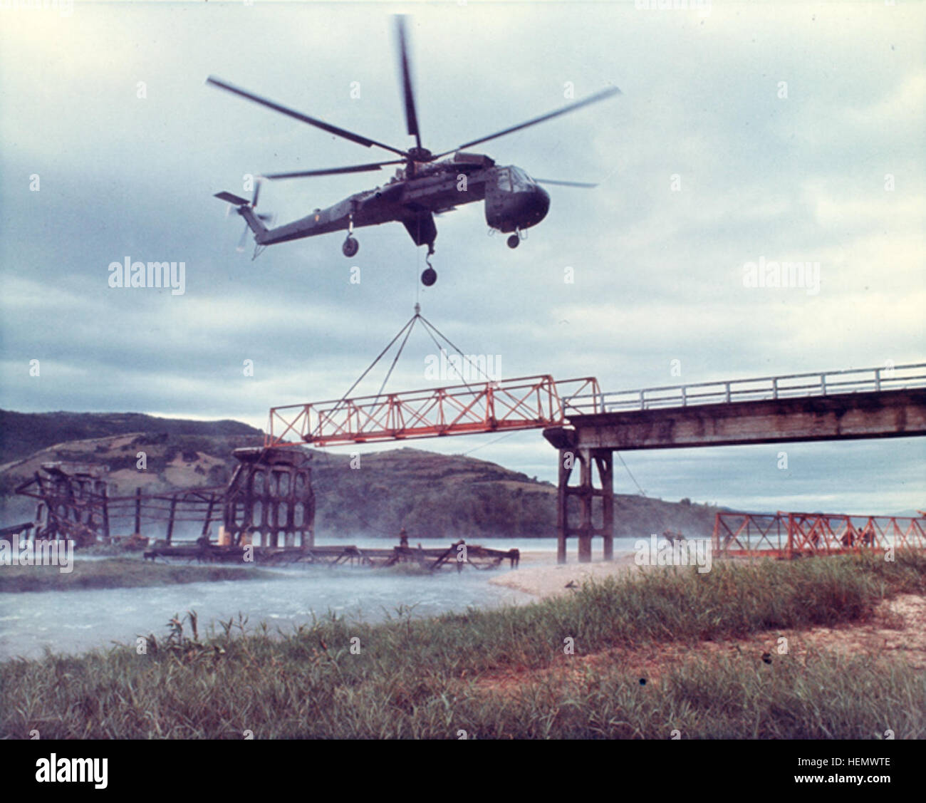 Sikorsky Skycrane carrying bridge c Stock Photo - Alamy