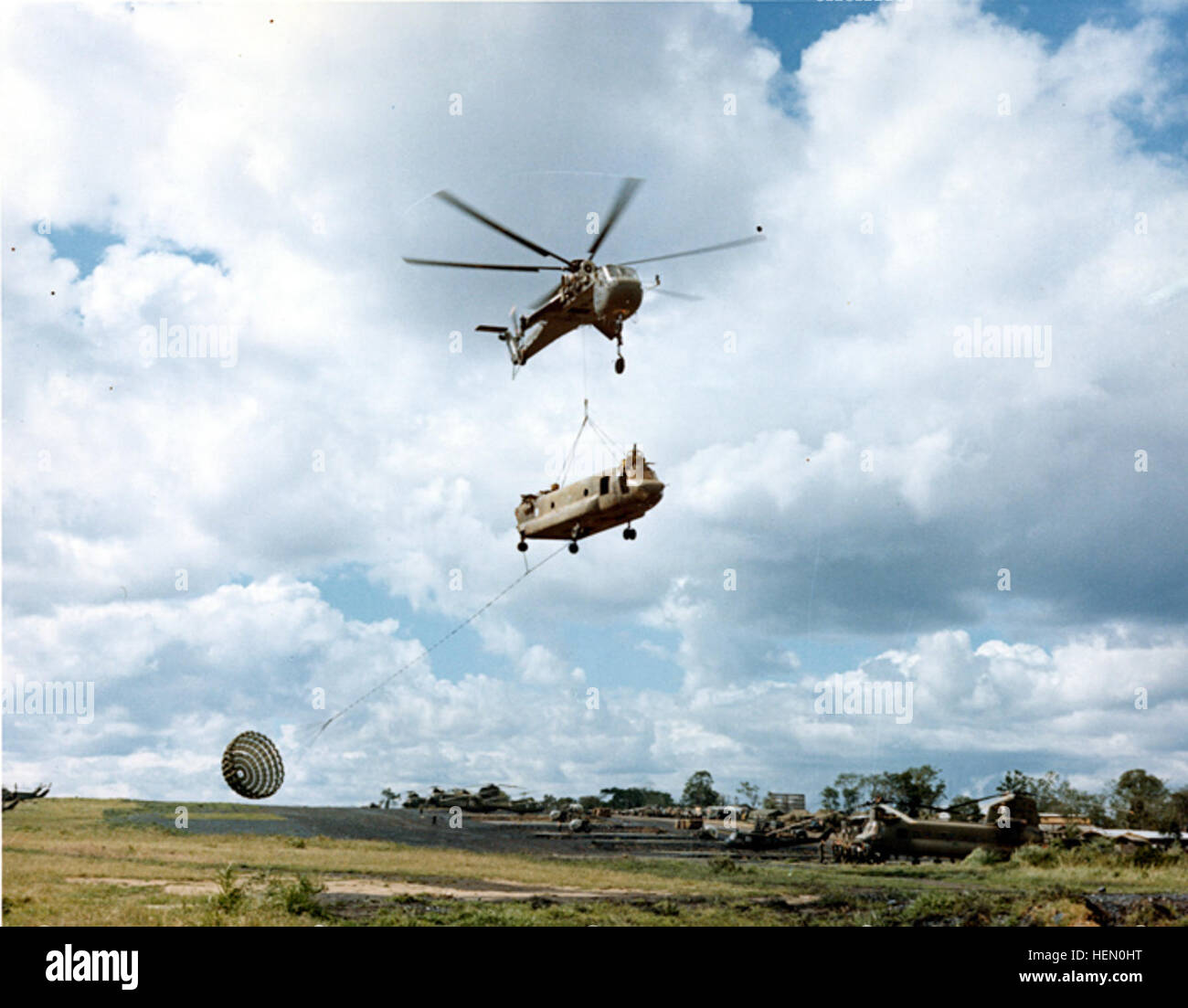 Sikorsky Skycrane carrying chinook Stock Photo - Alamy
