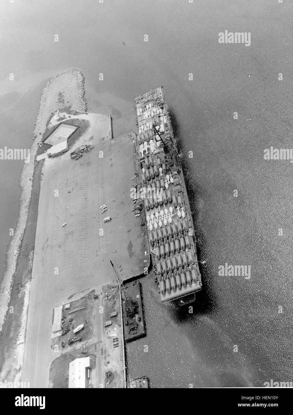 USS Boxer LPH-4 loaded with helicopters of the 1st Cavalry Division ...