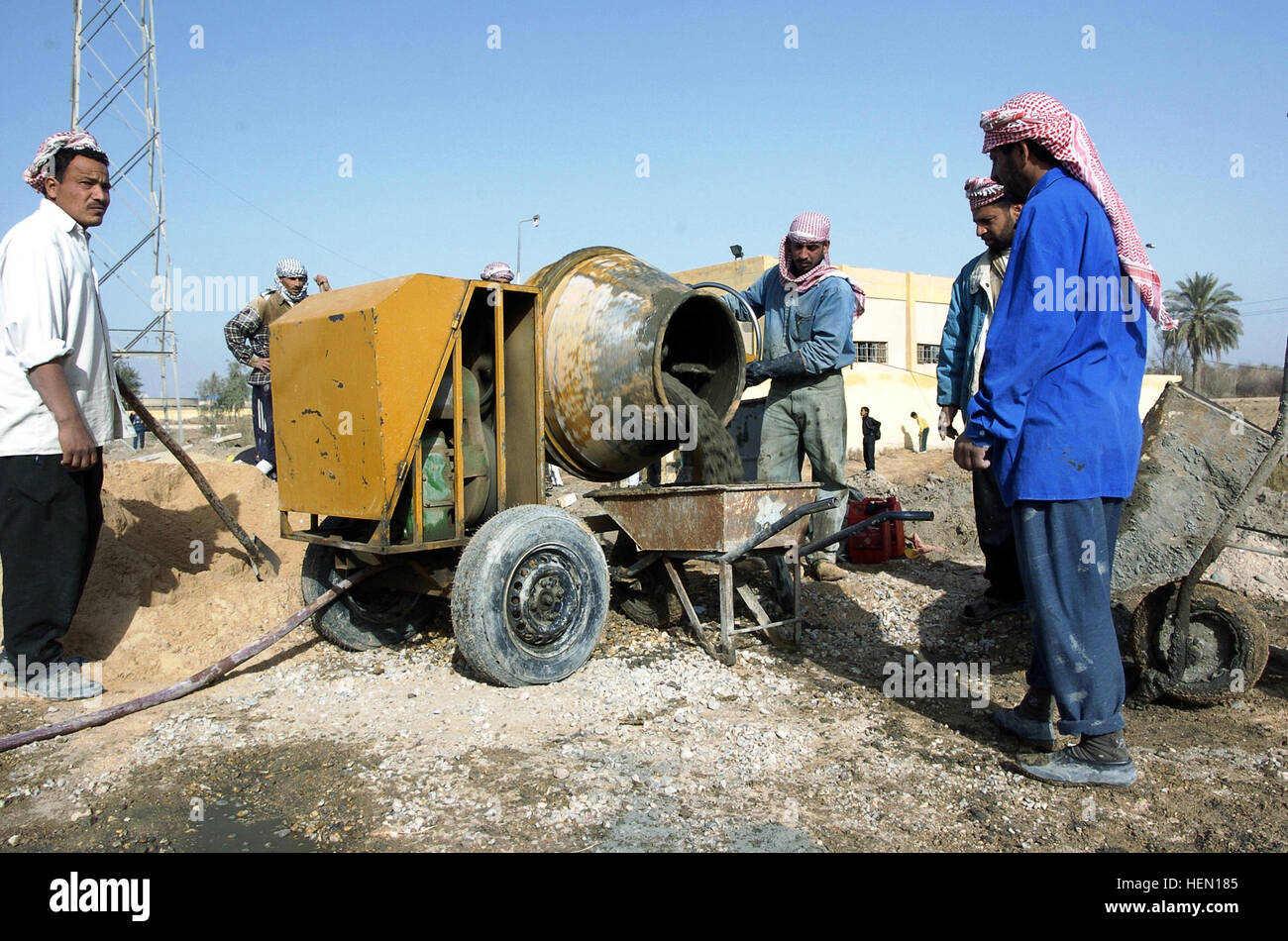 Workers with a cement mixer in Iraq Stock Photo - Alamy