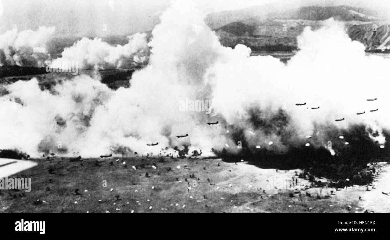 Airdrop at Nadzab Stock Photo - Alamy