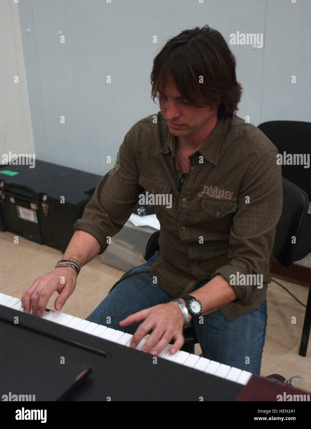 Country music star Keni Thomas plays the piano just before meeting ...