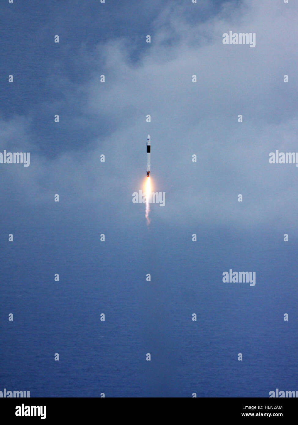 Falcon 1 Flight 5 rises over Omelek Island (3 Stock Photo - Alamy