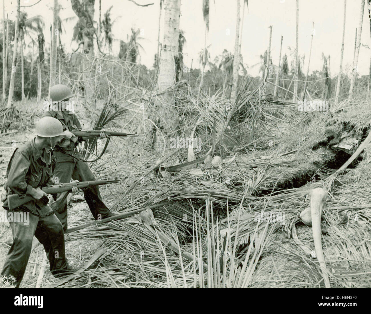US Army trrops clear a Japanese bunker near Buna Stock Photo - Alamy