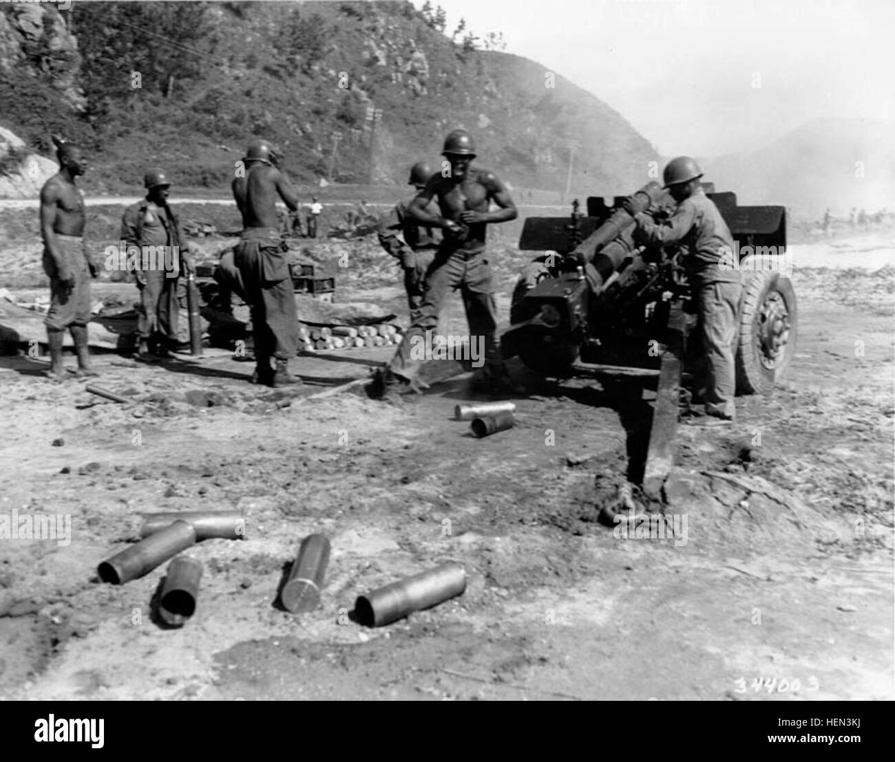 US Army 105 mm howitzer shelling Yodok 1950-07-23 Stock Photo - Alamy