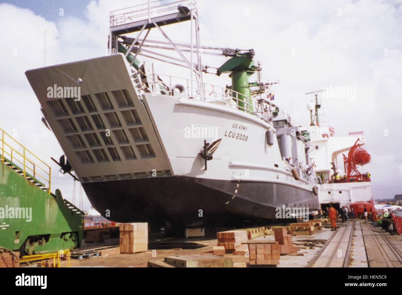 LCU 2000 being loaded as deck cargo on a chartered vessel Stock Photo ...