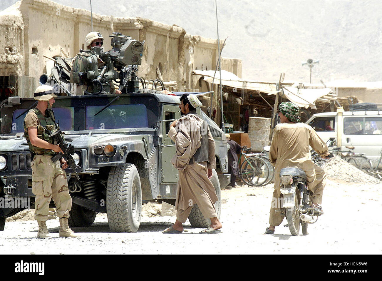 Soldiers from the 3rd Squadron 4th Cavalry Regiment pull security ...