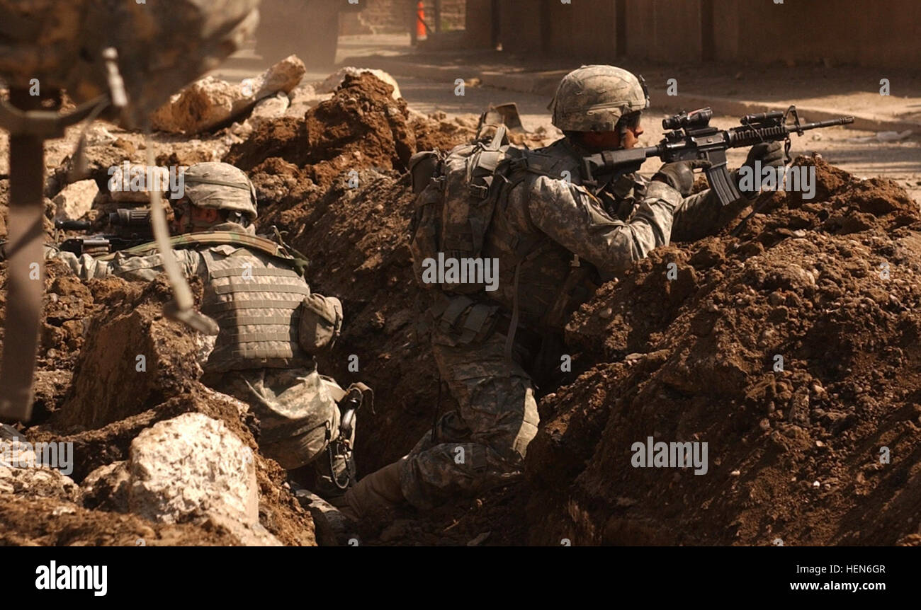 US Army soldiers in a firefight near Al Doura, Baghdad Stock Photo - Alamy