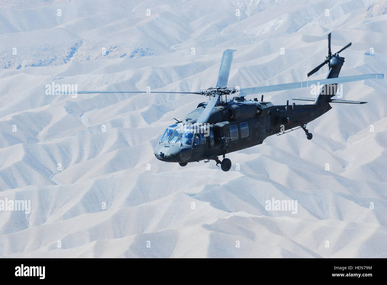 U s army blackhawk helicopter flies hi-res stock photography and images ...