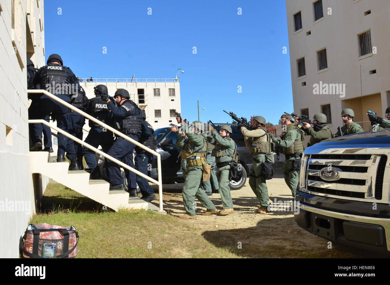 Tactical team police search warrant hi-res stock photography and images ...
