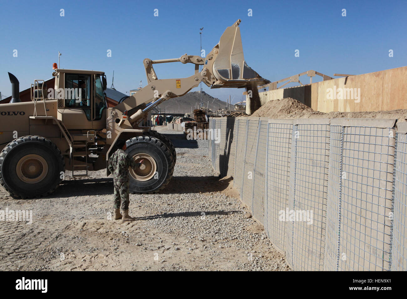 Afghan National Army and U.S. Army engineers construct B-hut living ...