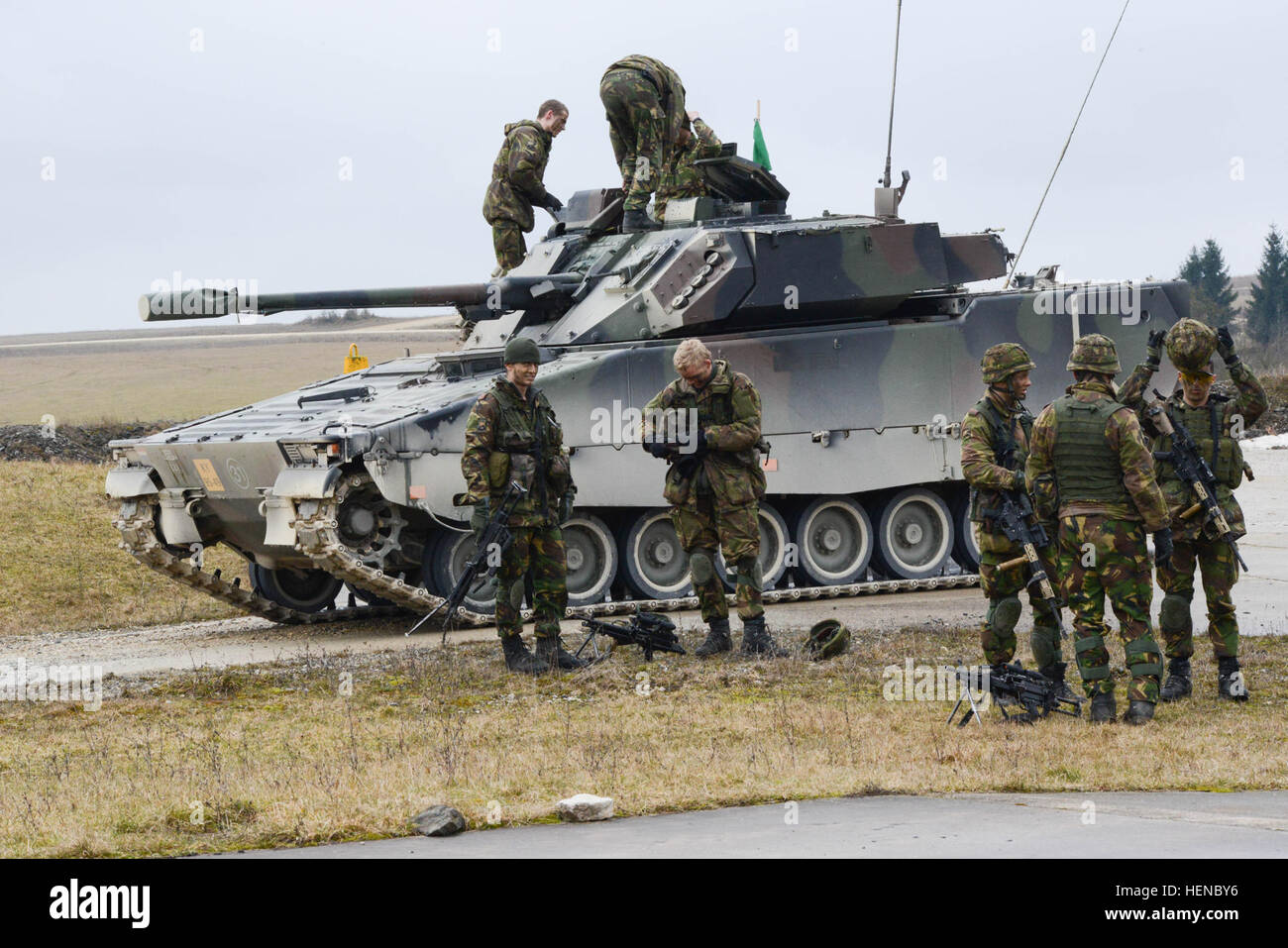 Soldiers from the 44th Mechanized Battery Infantry Regiment conduct ...