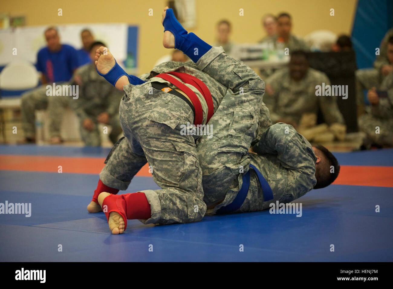 Soldiers compete in two hi-res stock photography and images - Alamy