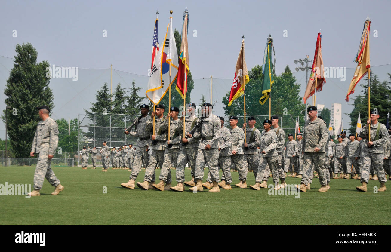 U.S. Soldiers assigned to the color guard and battalion color bearers ...