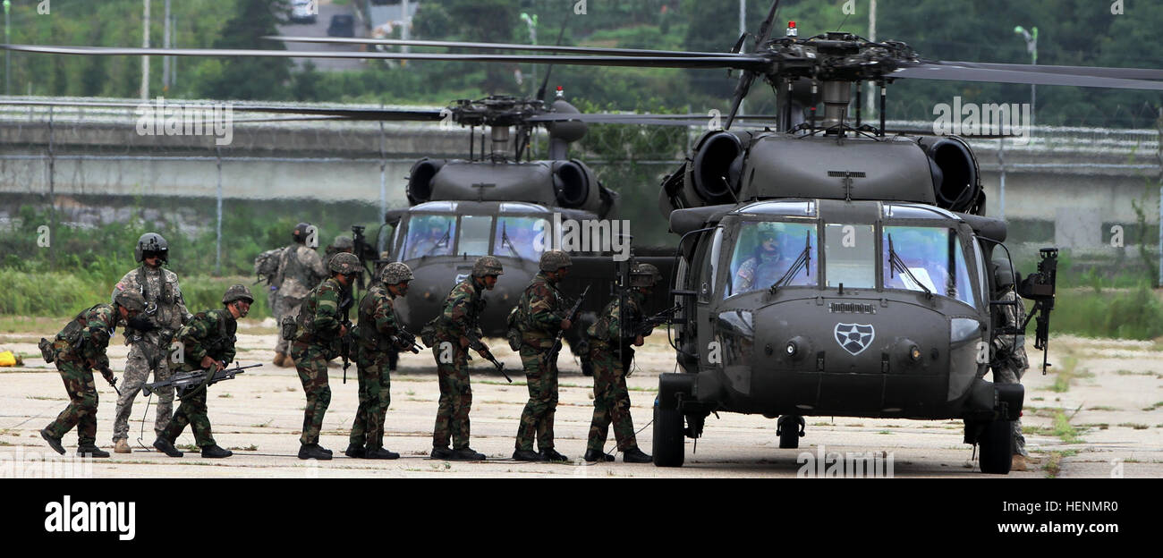 Soldiers from the Republic of Korea 101st Infantry Regiment, 17th Inf ...