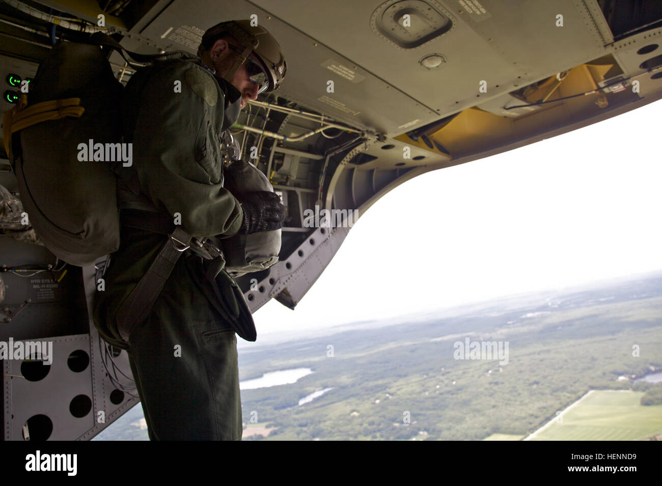 Paratroopers perform airborne jumps hi-res stock photography and images ...