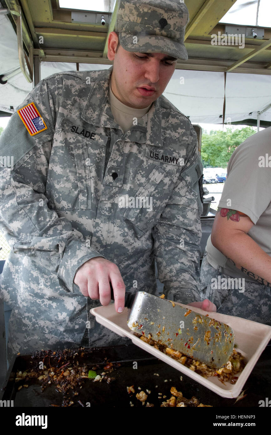 Army soldiers cook military hi-res stock photography and images - Alamy