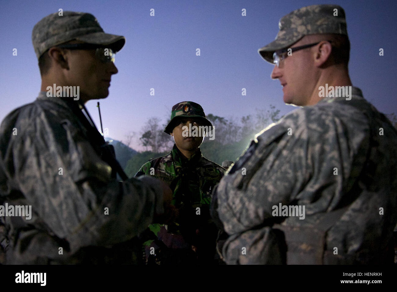Soldiers from the Indonesian Armed Force's 4-11 Raider Infantry ...