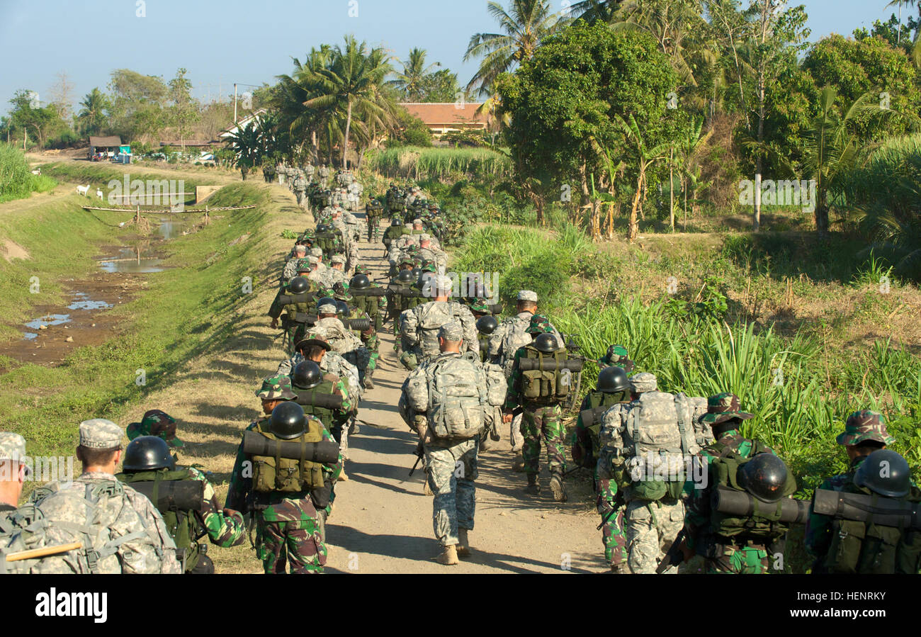 Soldiers from the Indonesian Armed Force's 4-11 Raider Infantry ...