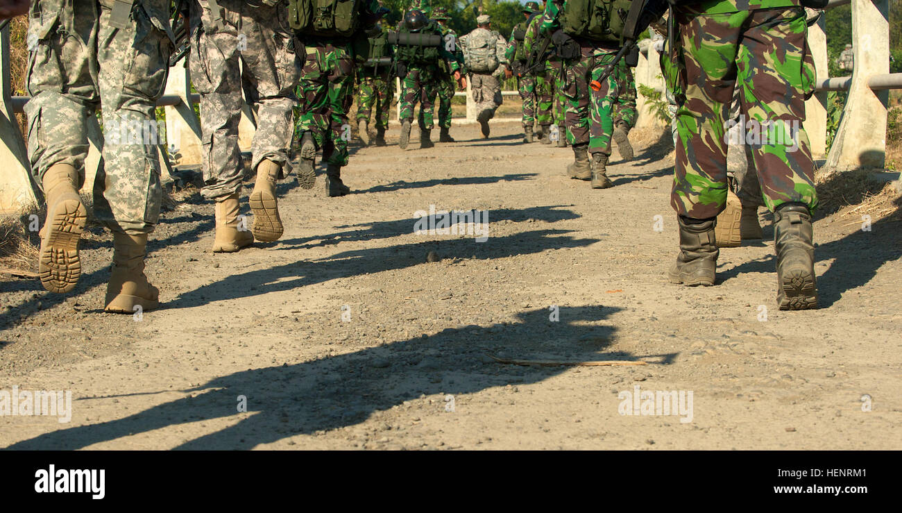 Soldiers from the Indonesian Armed Force's 4-11 Raider Infantry ...