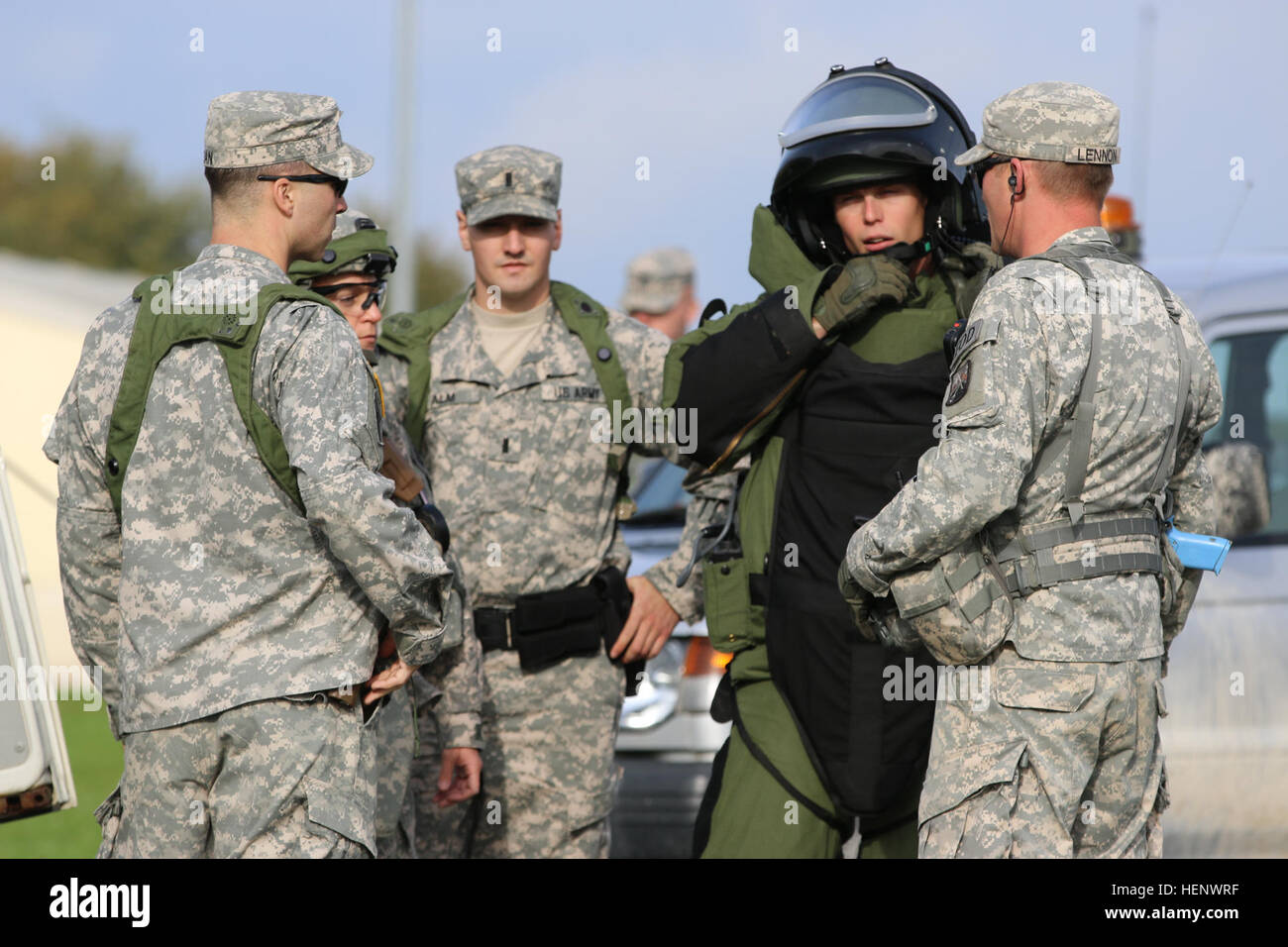 Soldiers with the 763rd Explosive Ordnance Disposal Company stationed ...