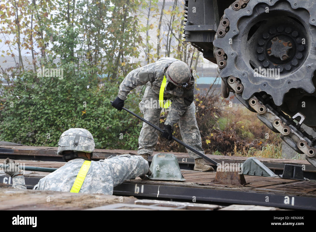 U.S. Soldiers of 2nd Battalion, 12th Cavalry Regiment remove tank ...