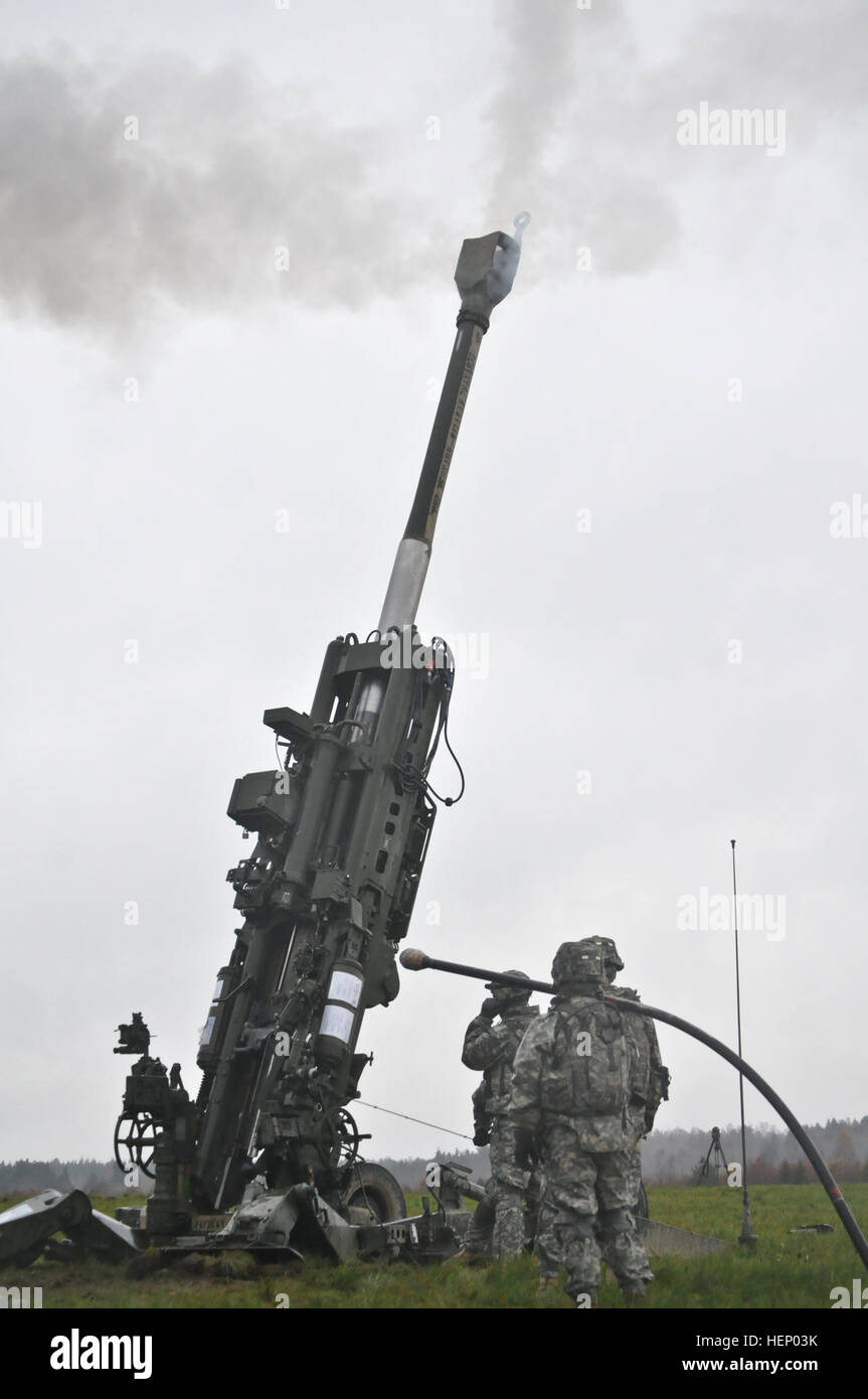 Dragoon Troopers from Charlie Battery, 2nd Cavalry Regiment fire M777 ...