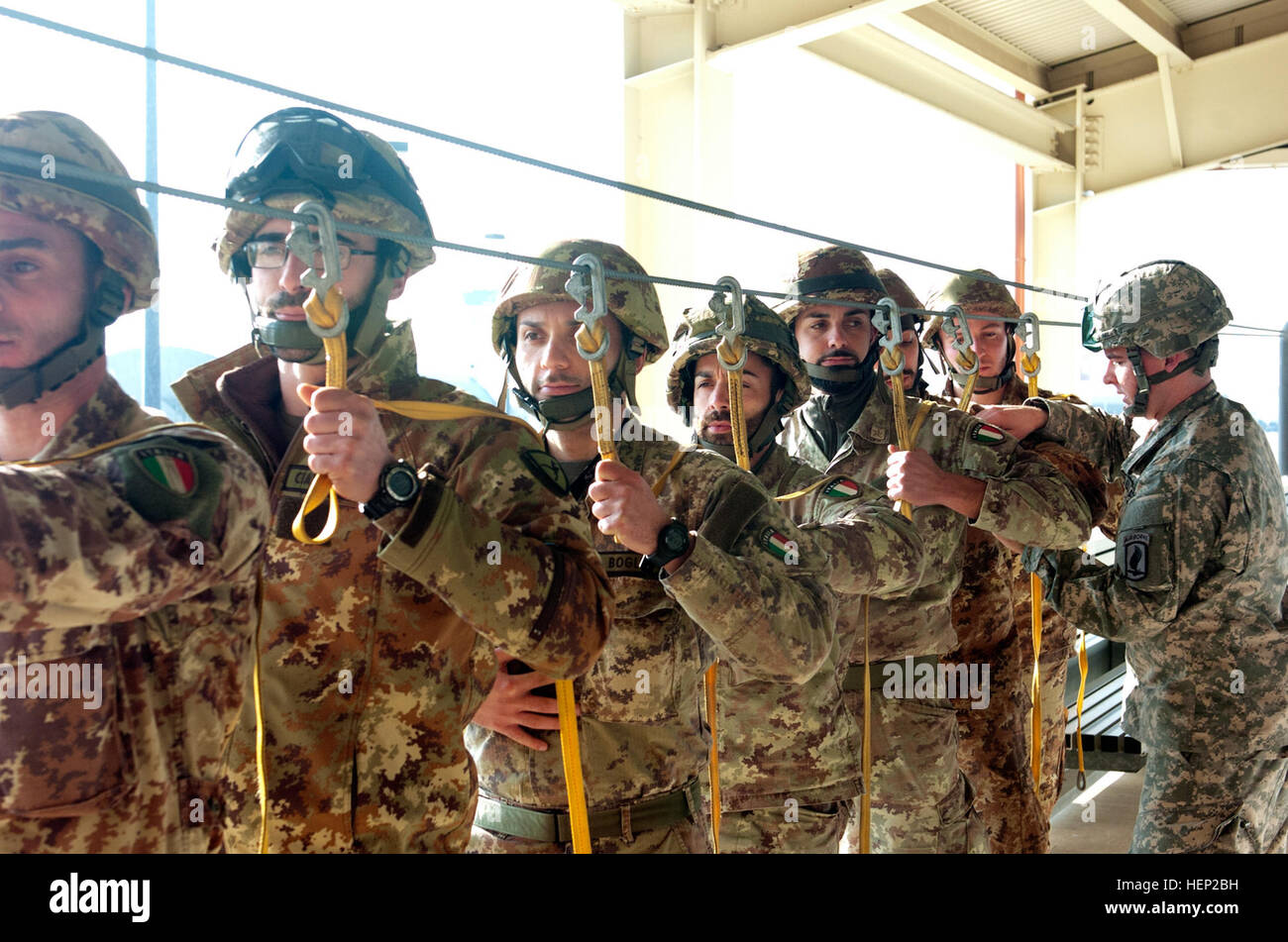 Italian army paratroopers from hi-res stock photography and images - Alamy