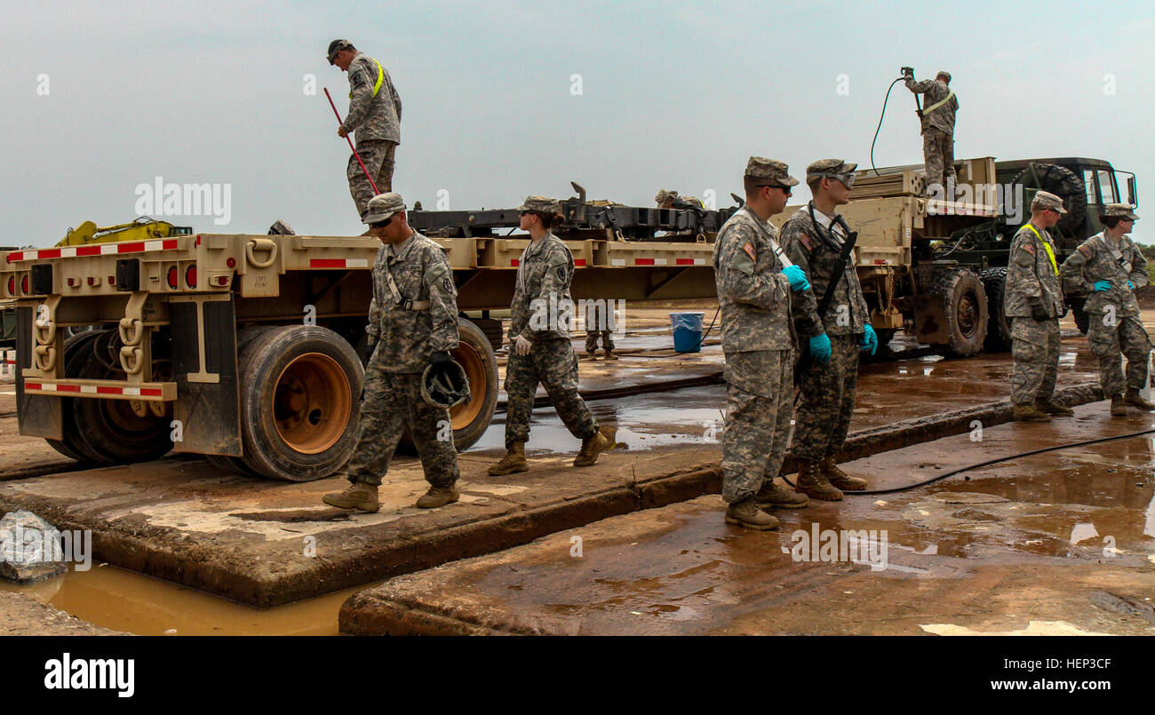 Soldiers with the 129th Combat Sustainment Support Battalion, 101st ...