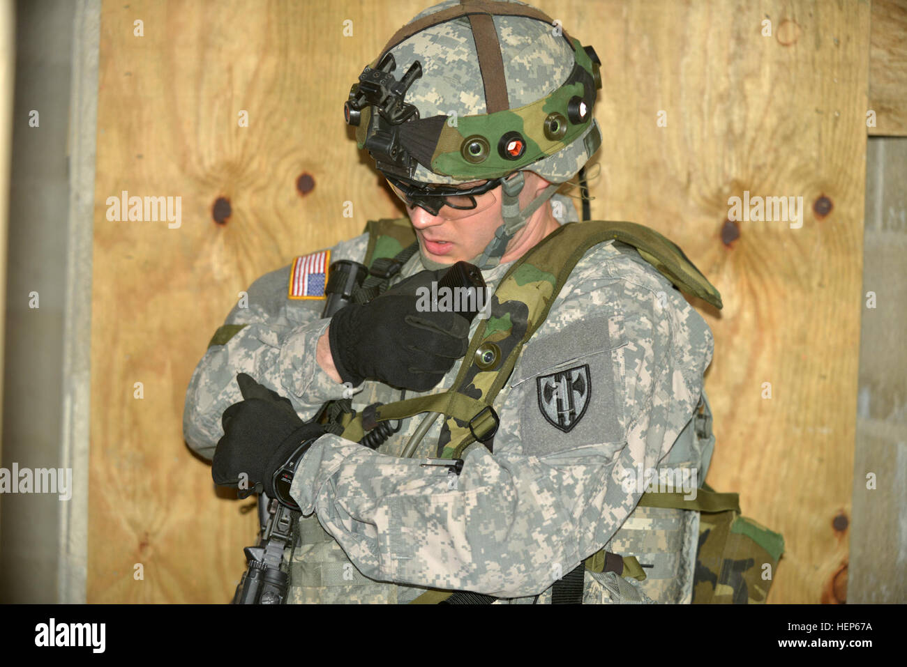 U.S. Army Soldiers, assigned to 709th Military Police Battalion ...