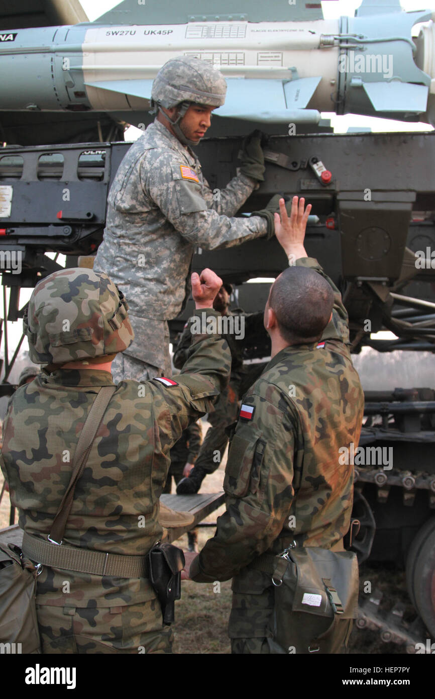Us Army Soldiers Train Using Hi Res Stock Photography And Images Alamy