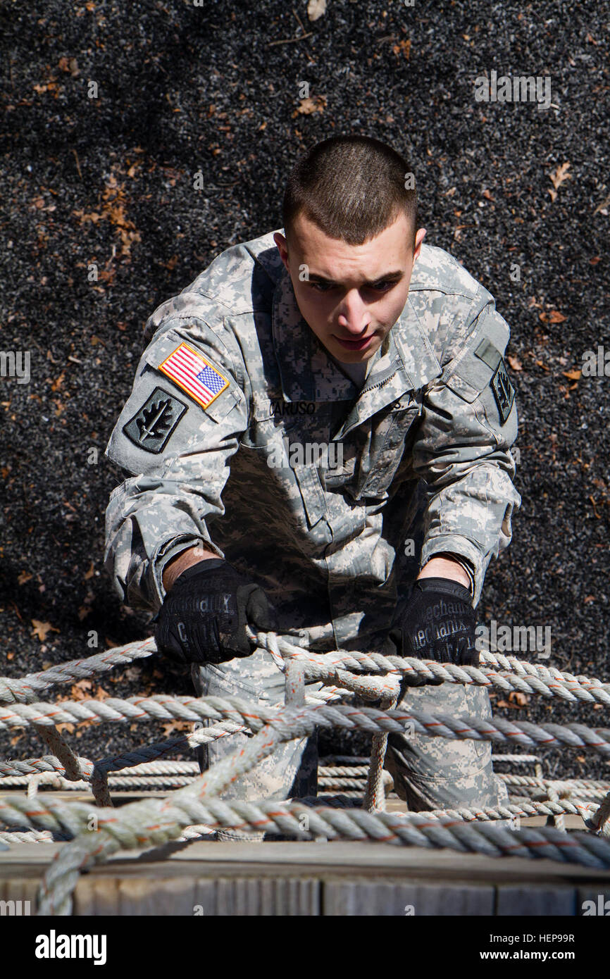 Soldier completes obstacle course hi-res stock photography and images ...