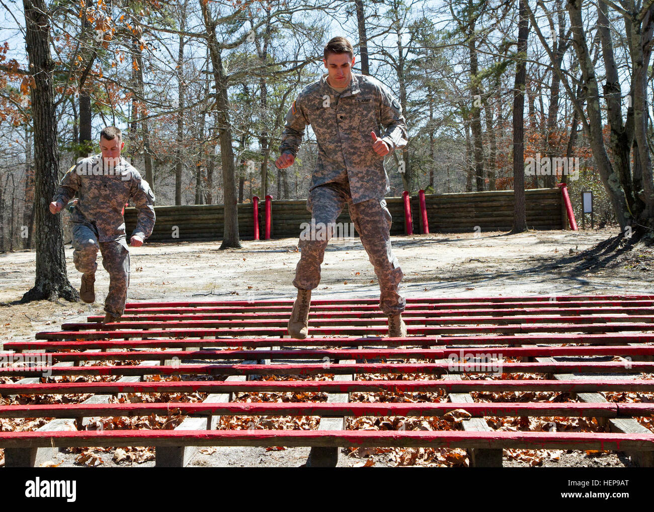 Soldier completes obstacle course hi-res stock photography and images ...