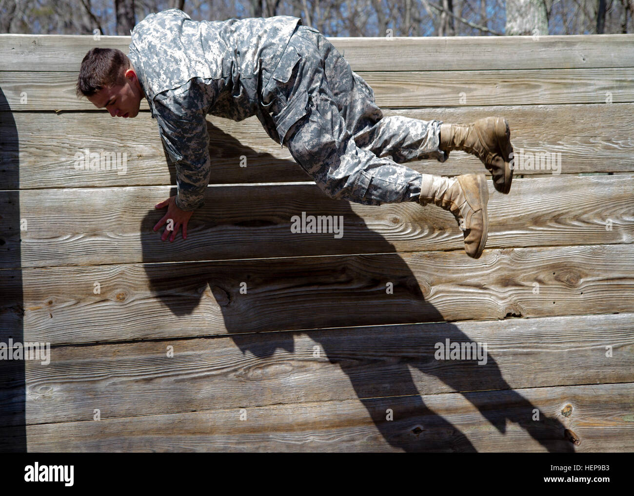Soldier completes obstacle course hi-res stock photography and images ...