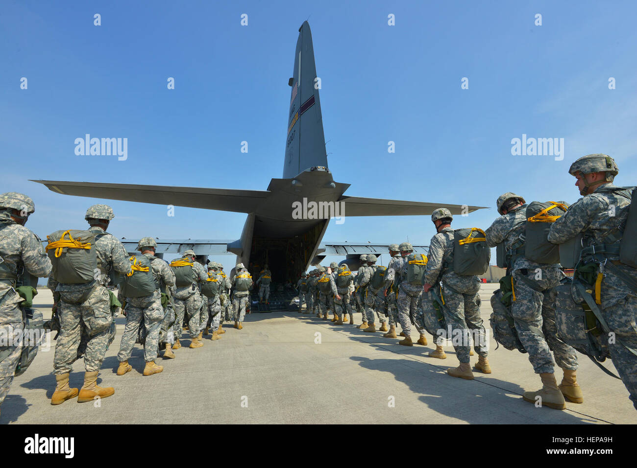 U.S. Army paratroopers assigned to the 173rd Airborne Brigade Special ...