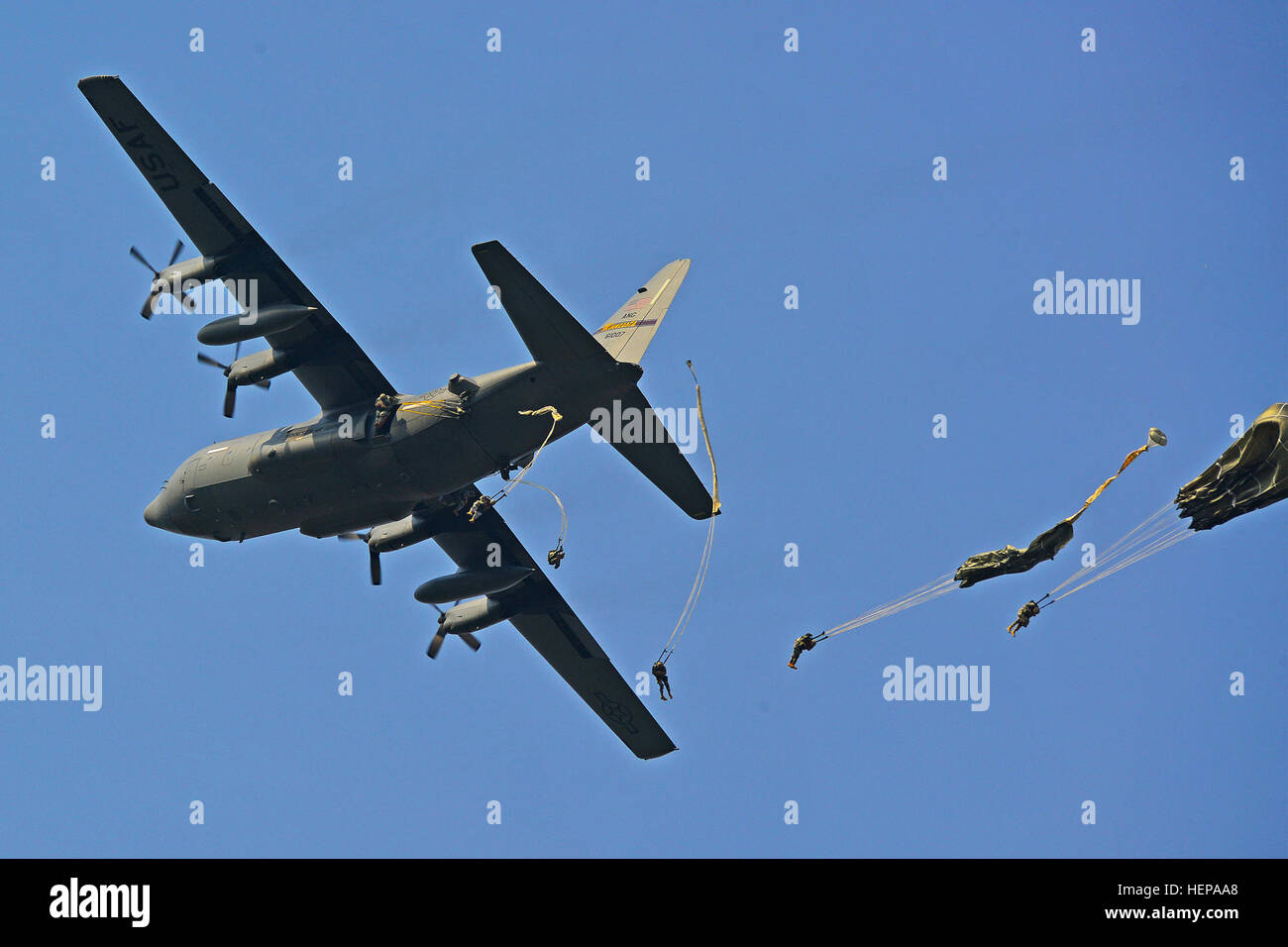 U.S. Army paratroopers assigned to the 173rd Airborne Brigade Special ...
