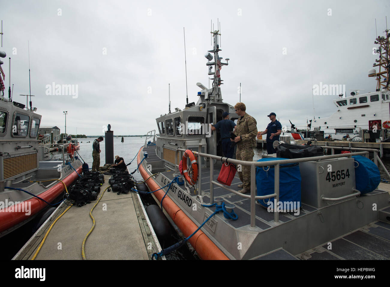 Army National Guard Special Forces combat divers prepare to get ...