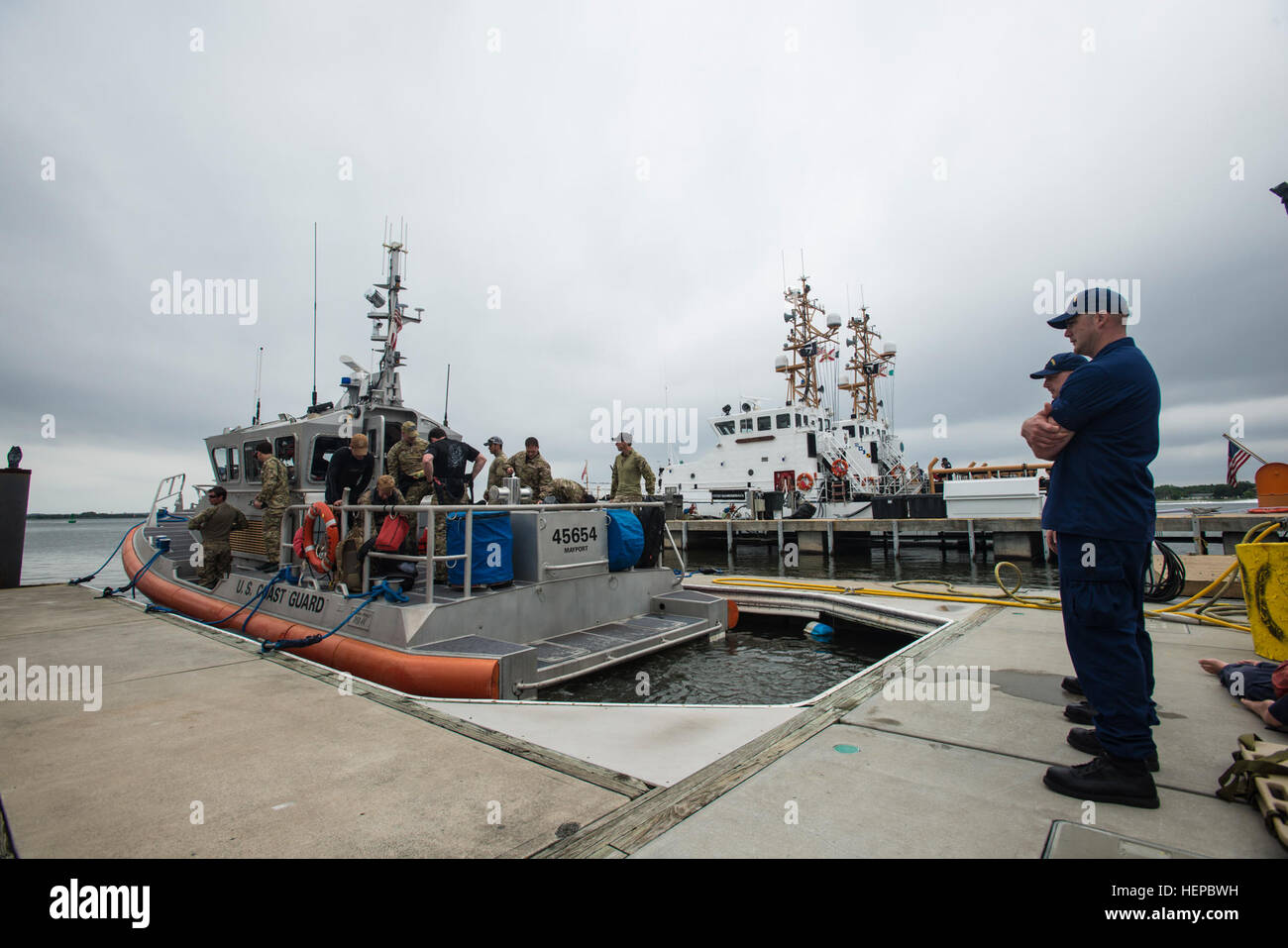 Army National Guard Special Forces combat divers prepare to get ...