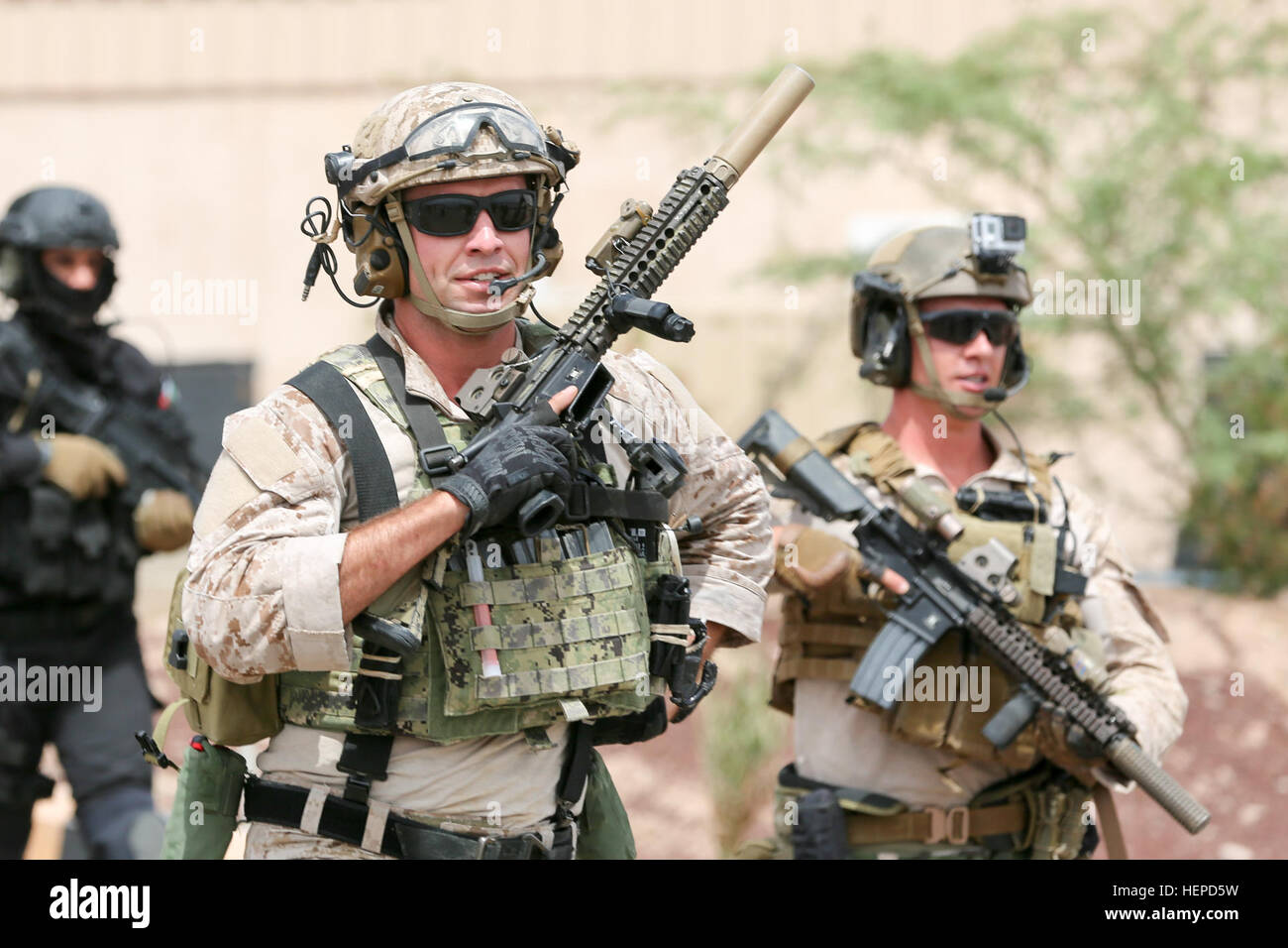 Commandos from the U.S. and Royal Jordanian Armed Forces make their way ...