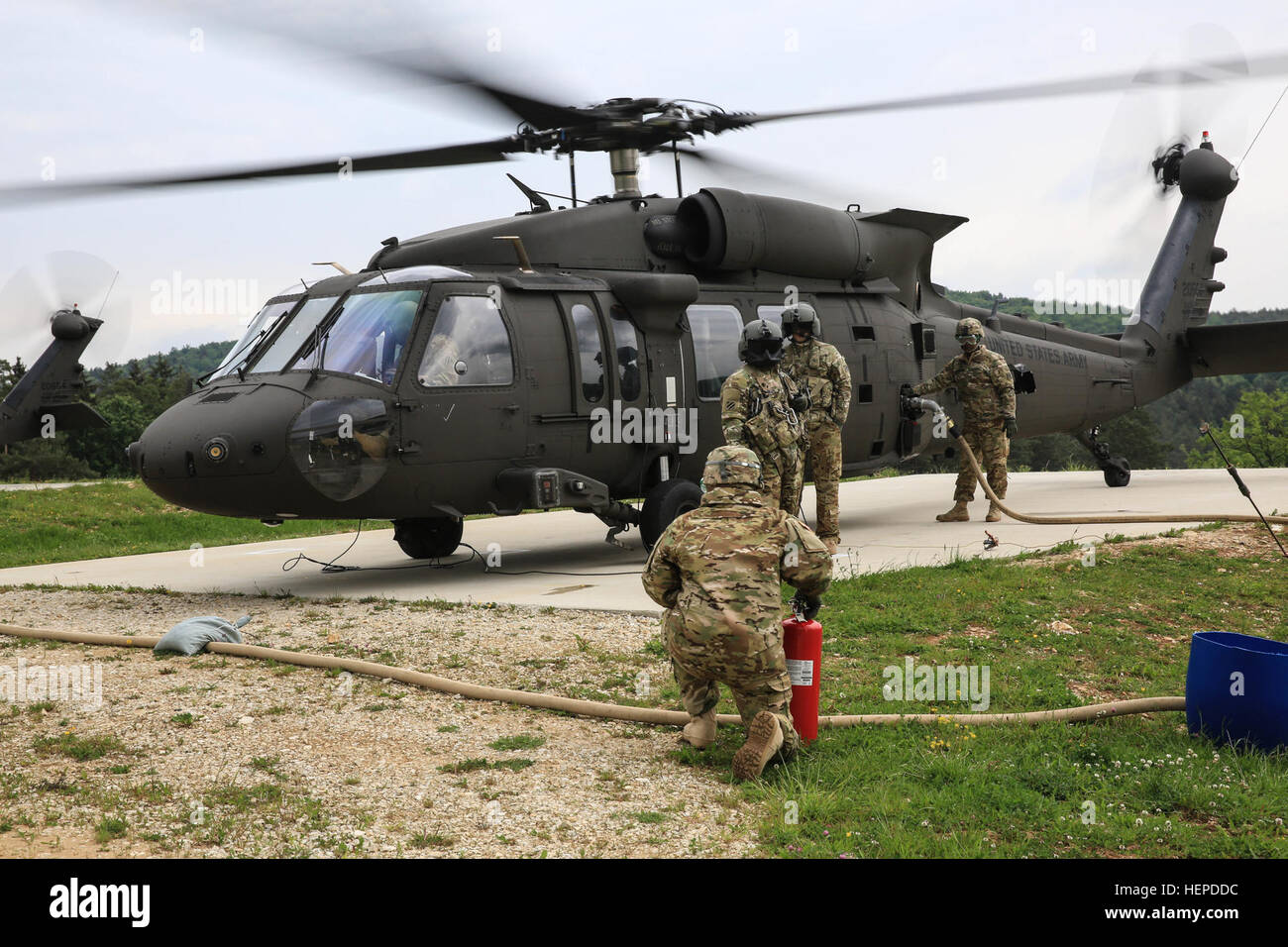U s soldiers refuel military helicopter hi-res stock photography and ...