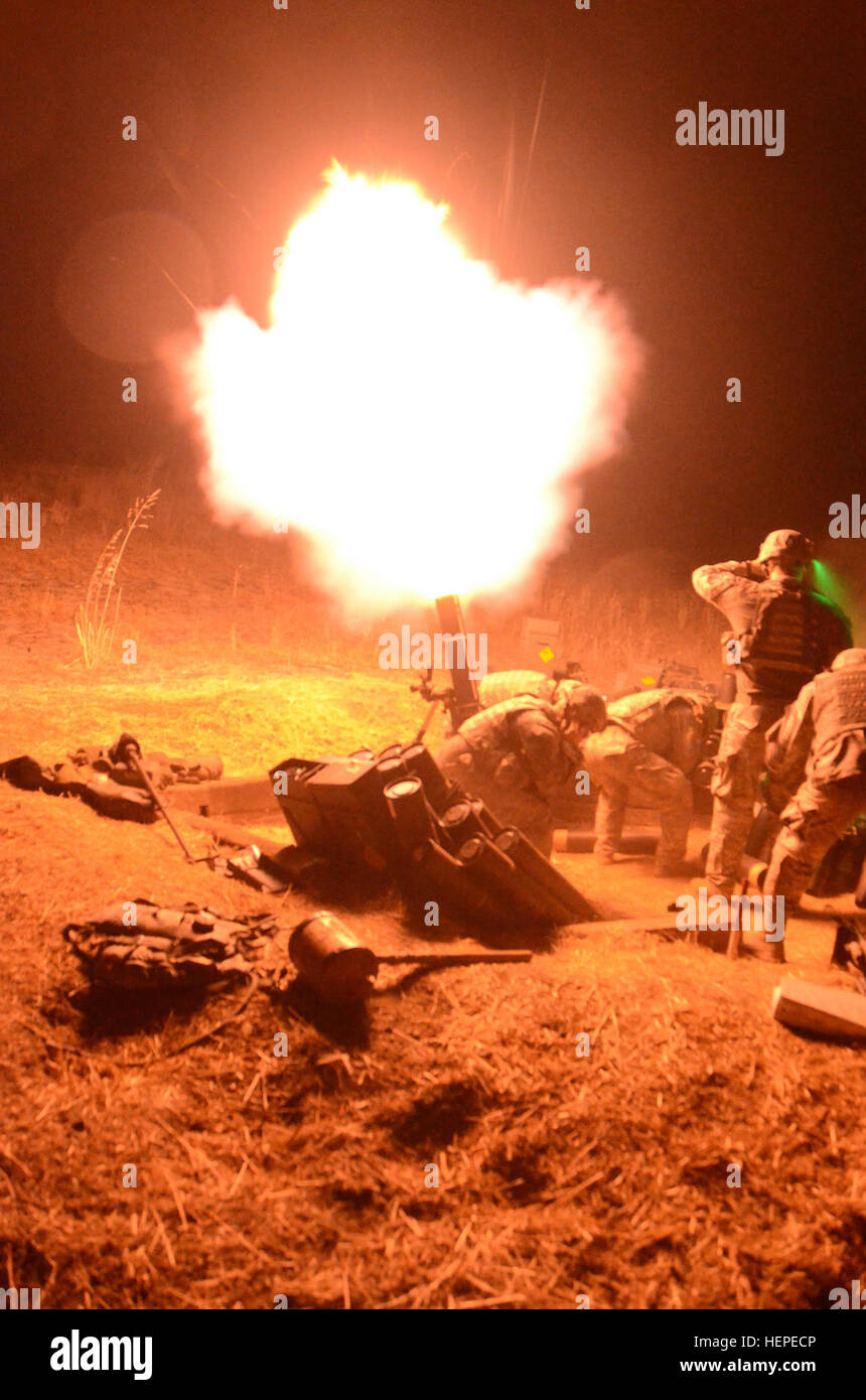120 mm mortars hi-res stock photography and images - Alamy