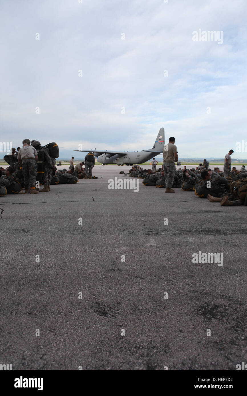 U.S. Army soldiers of the 1st-143rd Infantry Battalion (Airborne), of ...