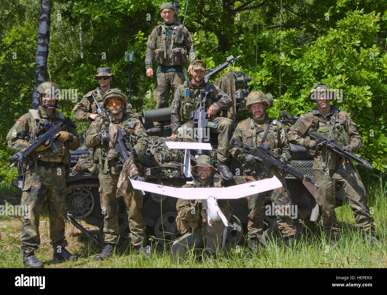 German army soldiers assigned to Recon Platoon, Jager Battalion 292 ...