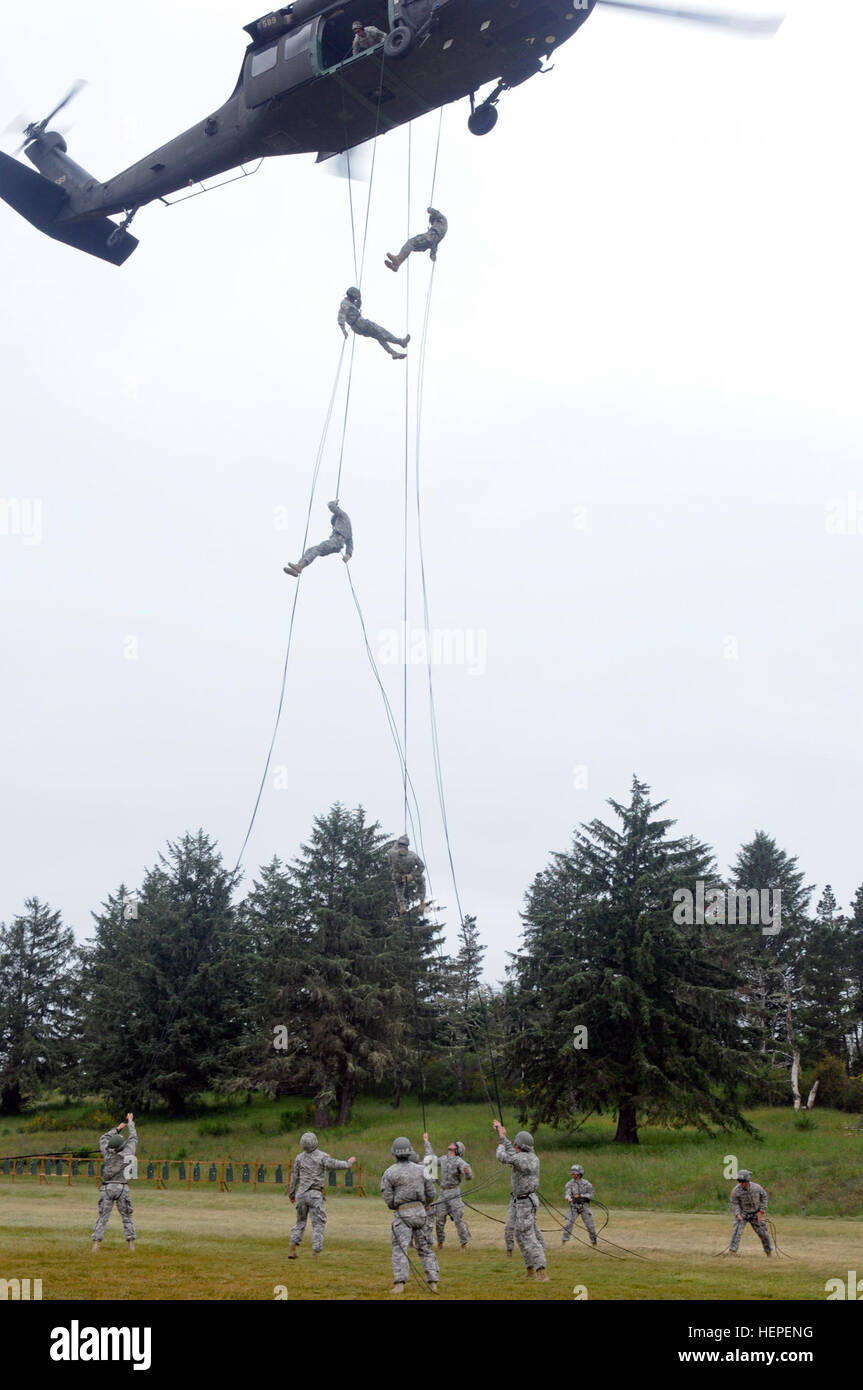 Rappelling and black hawk helicopter hi-res stock photography and ...
