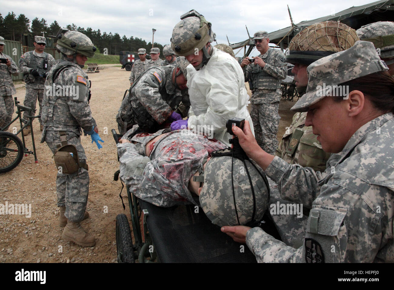 U.S. Army Reserve Soldiers and U.K. Army reserve soldiers put pressure ...