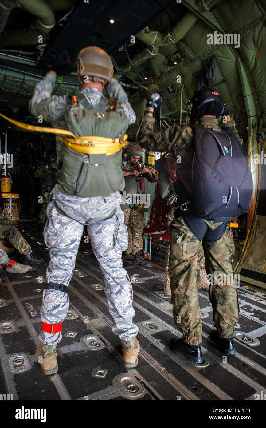 Static line para military operations hi-res stock photography and ...