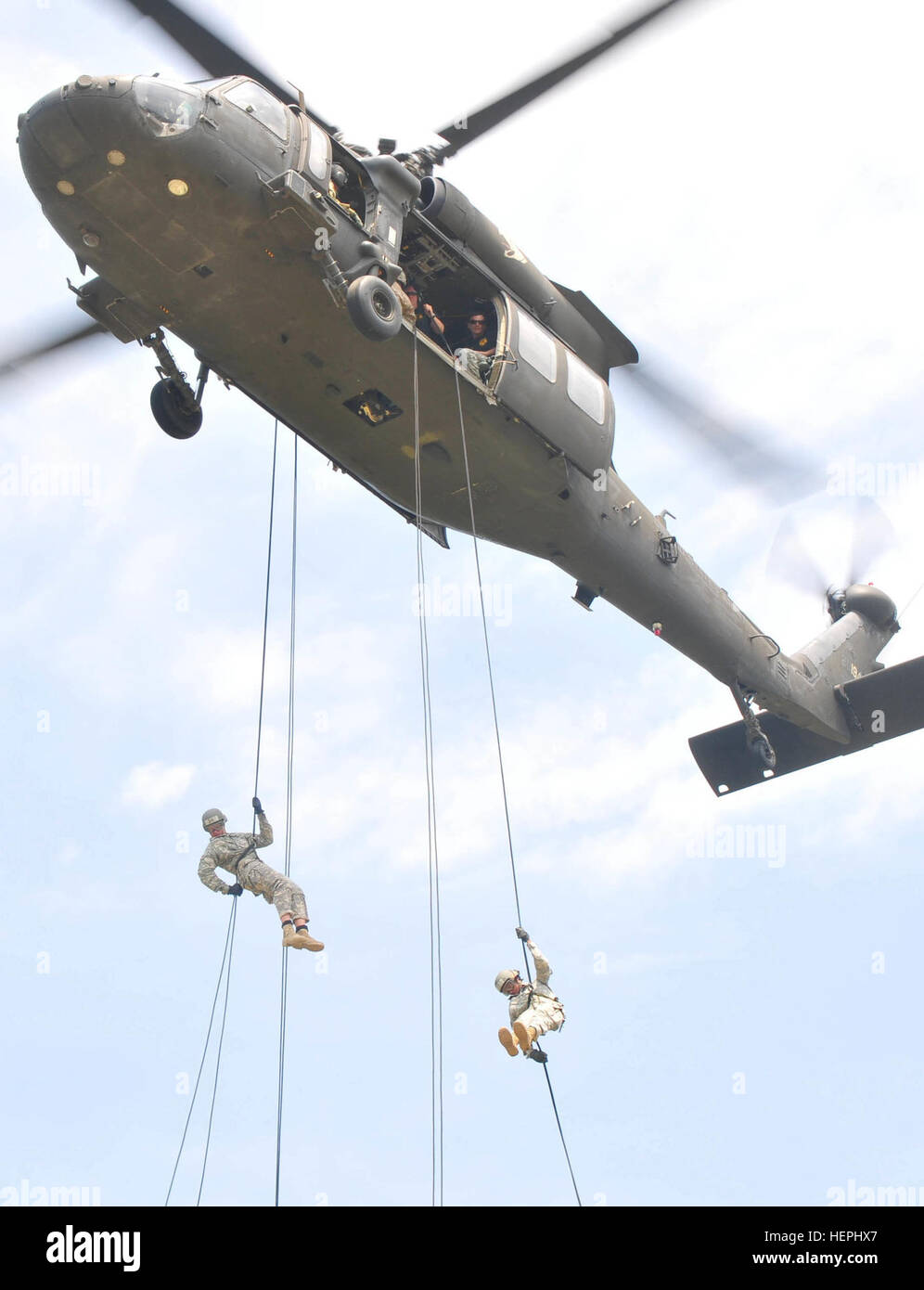Students from the DeGlopper Air Assault School, XVIII Airborne Corps ...